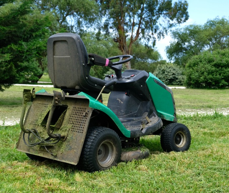 Comment faire l'entretien de son tracteur tondeuse ? - Agriaffaires